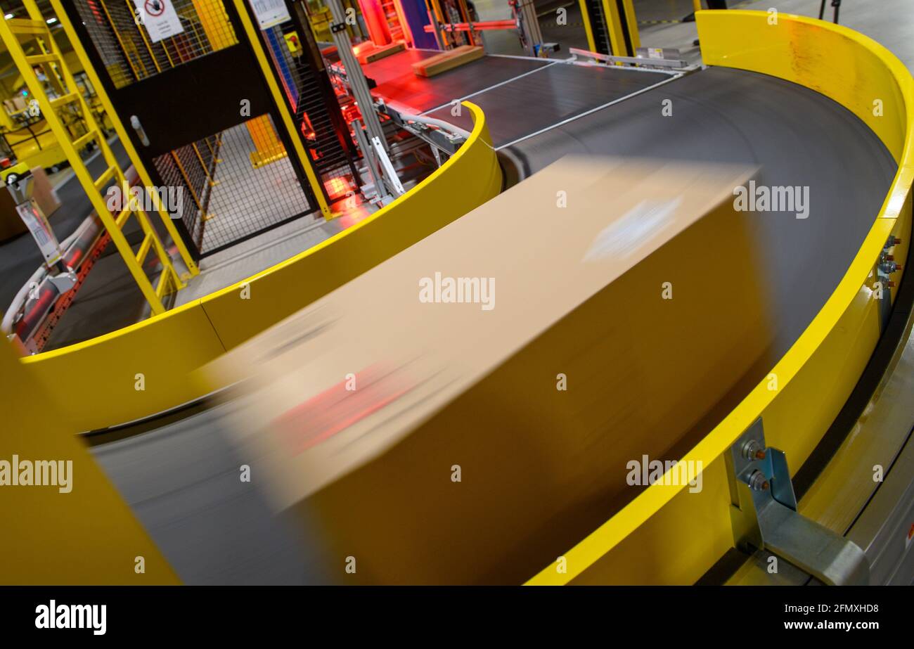 Receiving package amazon hi-res stock photography and images - Alamy