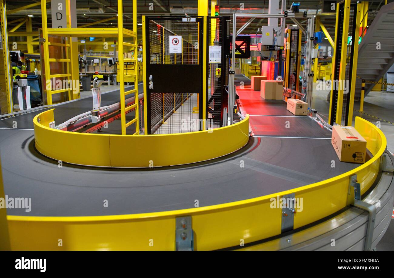 Receiving package amazon hi-res stock photography and images - Alamy