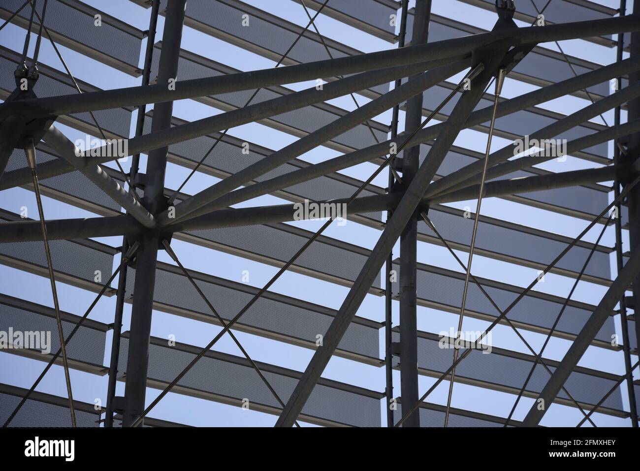 Architectural detail of the San Diego Library steel-and-mesh lattice ...