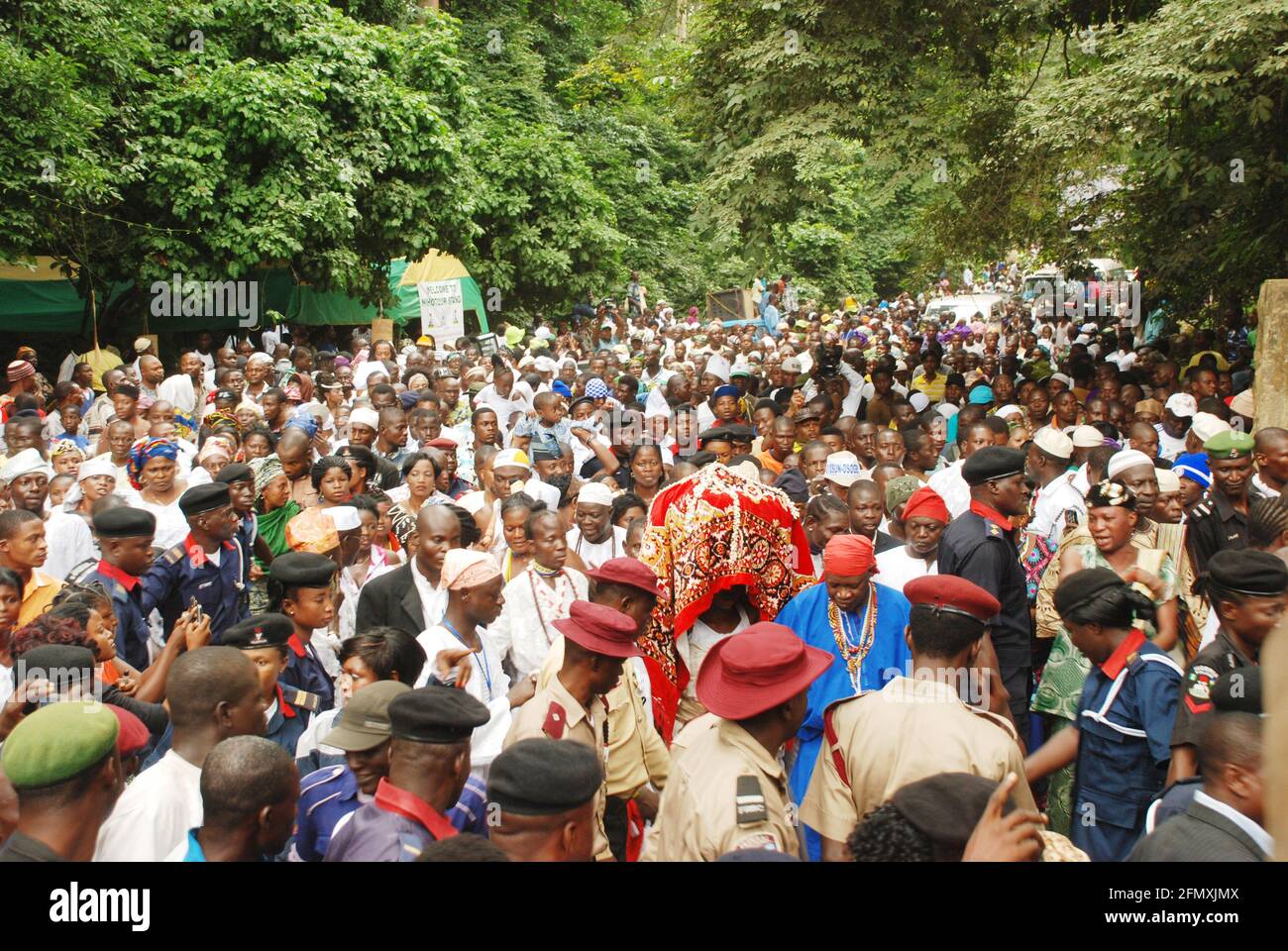 Osun Osogbo: Arugba leading the spiritual procession to the Osun River ...
