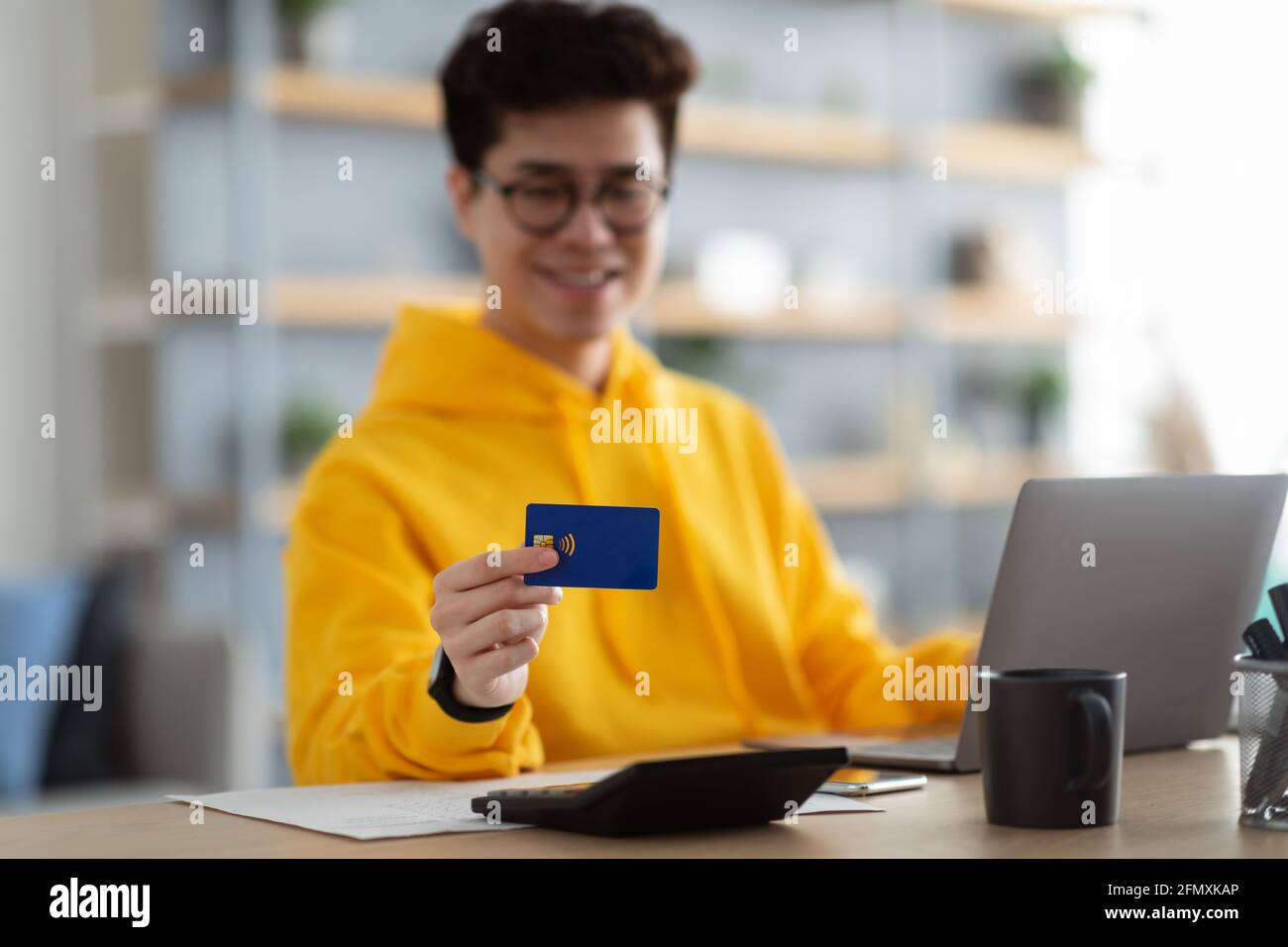 Delivery guy showing payment hi-res stock photography and images - Alamy