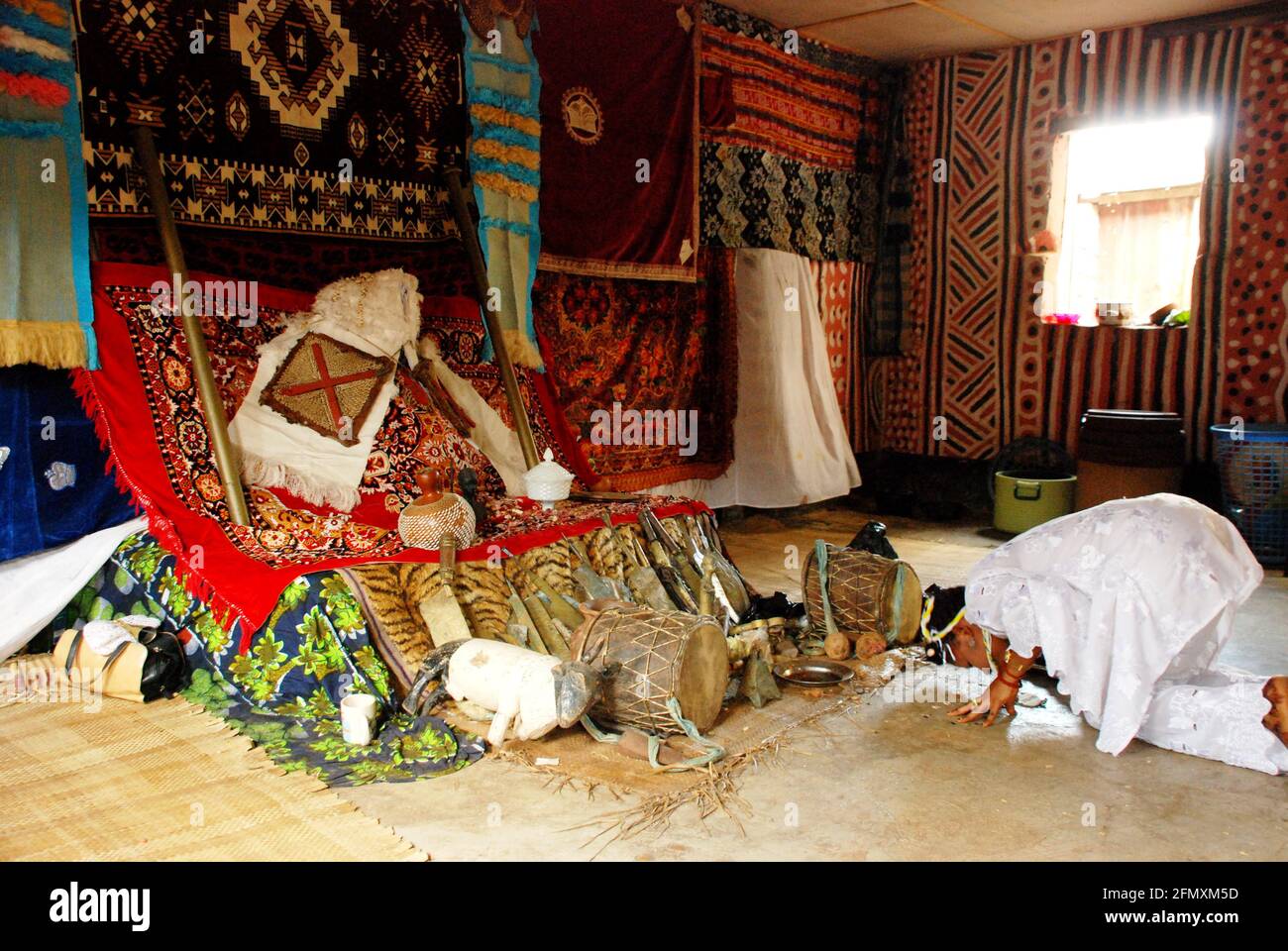 Osun Osogbo Shrine: A Devotee praying at the shrine Stock Photo - Alamy