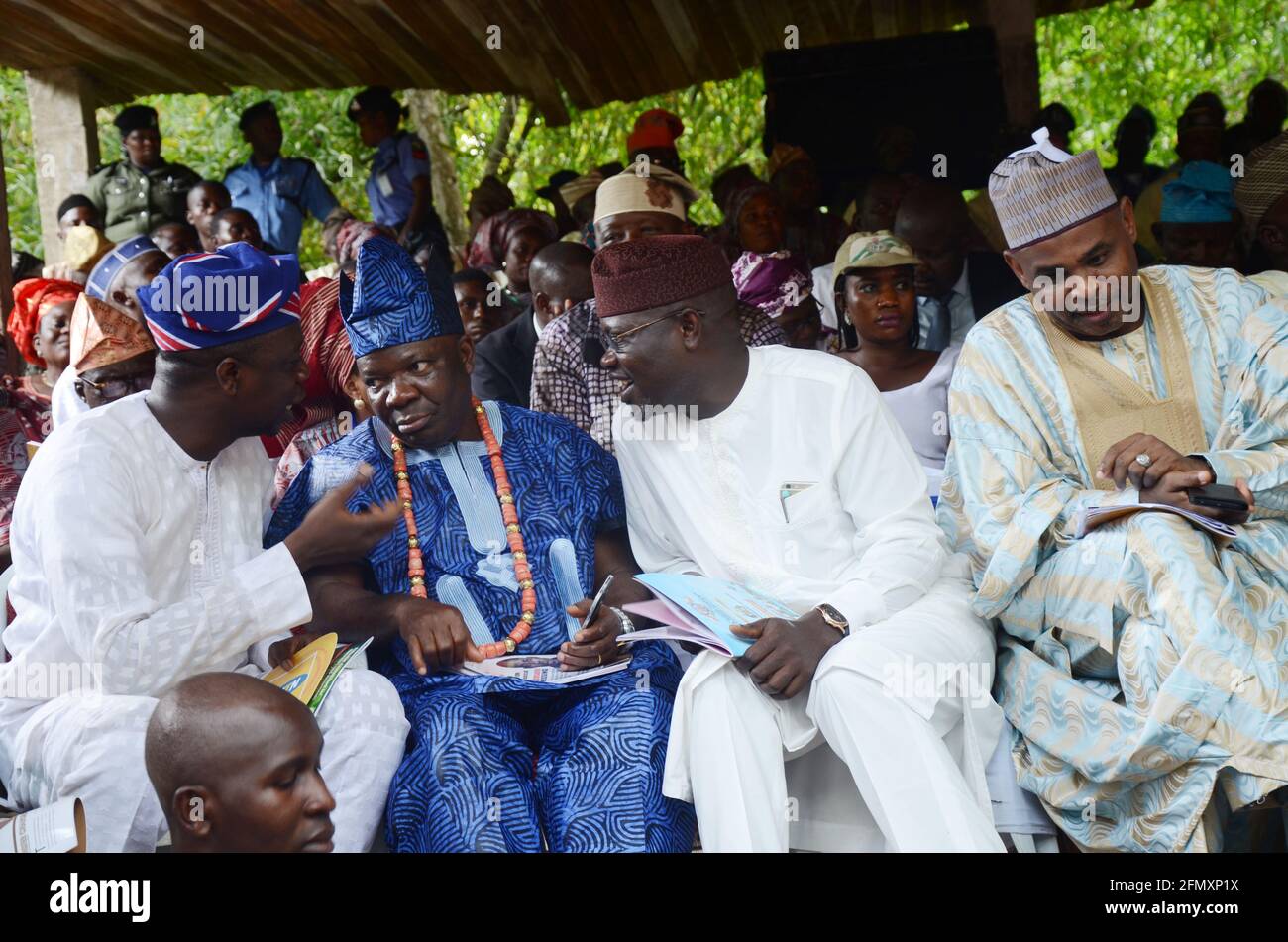 Osun Osogbo: People discussing during Osun Osogbo Festival Stock Photo ...