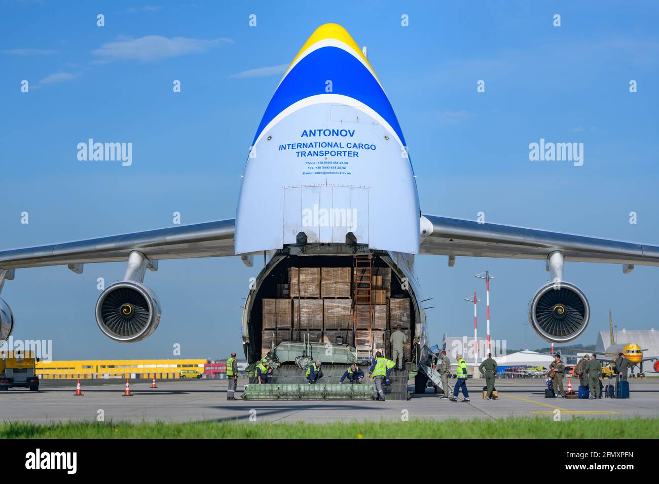 Antonov an 124 front hi-res stock photography and images - Alamy