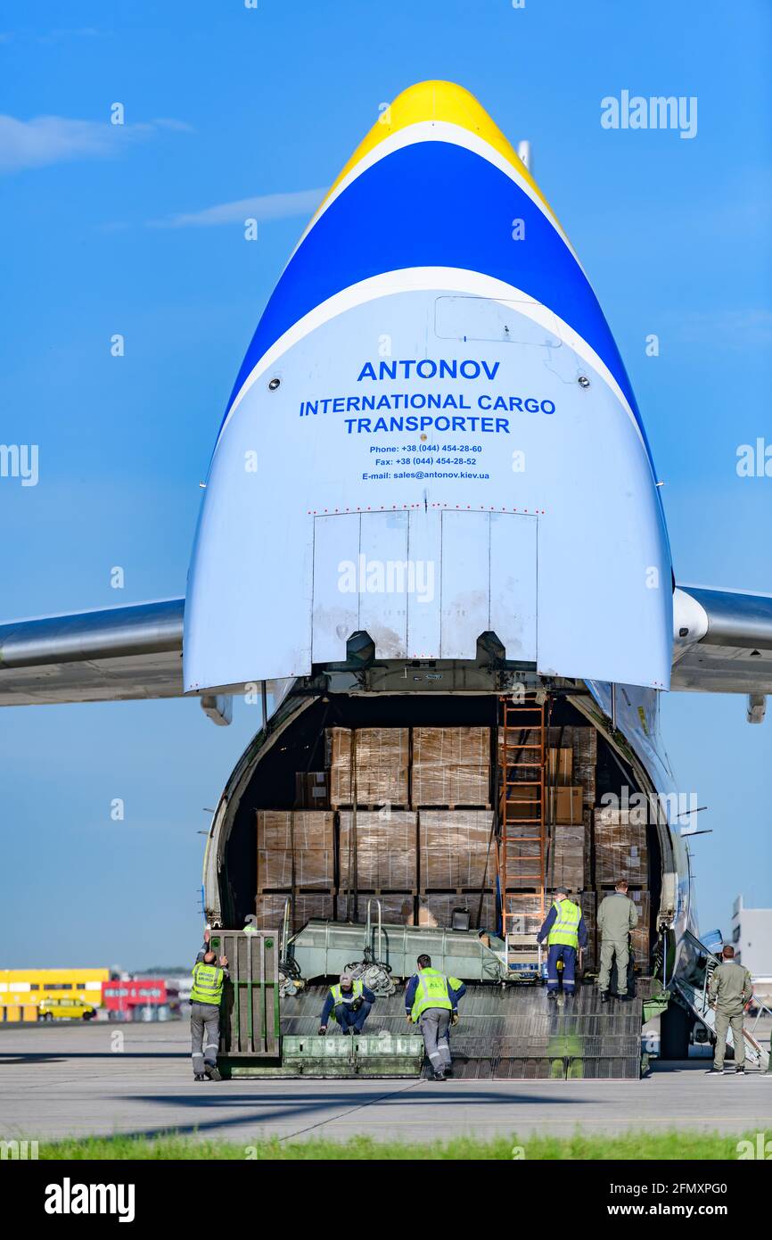 Antonov an 124 front hi-res stock photography and images - Alamy