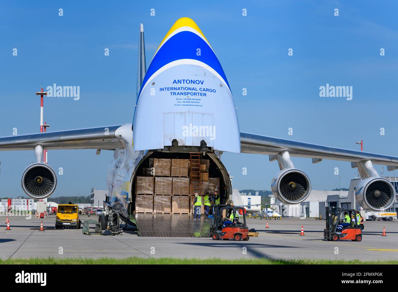 Antonov an 124 front hi-res stock photography and images - Alamy