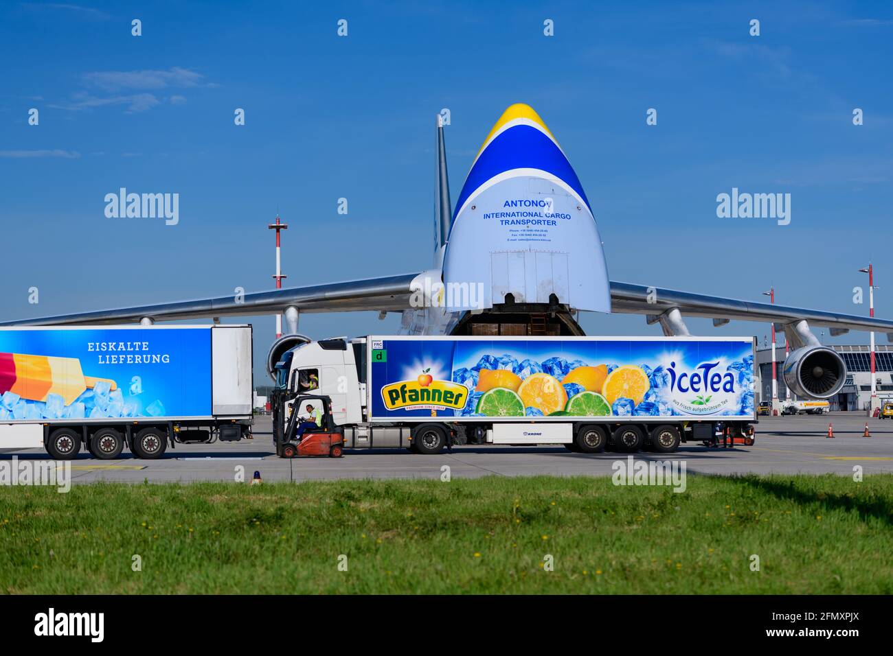 Antonov an 124 front hi-res stock photography and images - Alamy