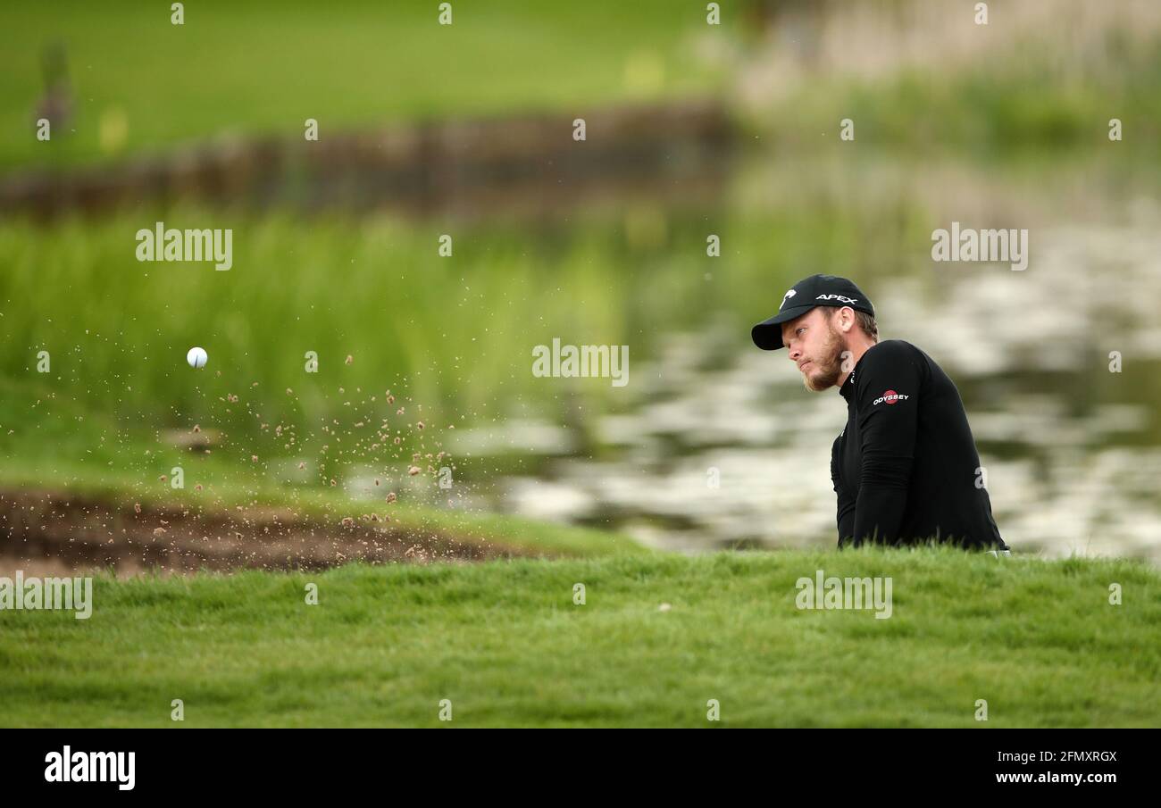 England's Danny Willett chips from the banker on to the 9th green ...