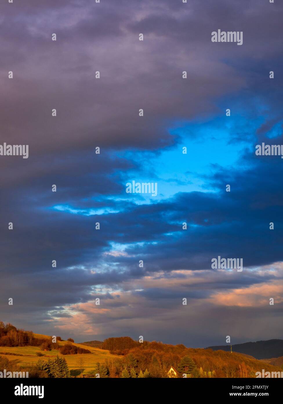 The afternoon sun creates a beautiful three-color scene on the clouds ...