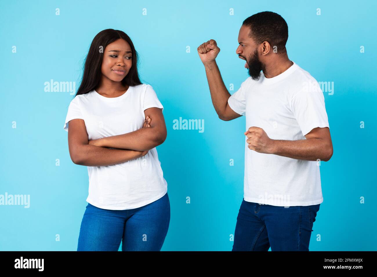 Black couple arguing, man screaming at annoyed woman Stock Photo - Alamy