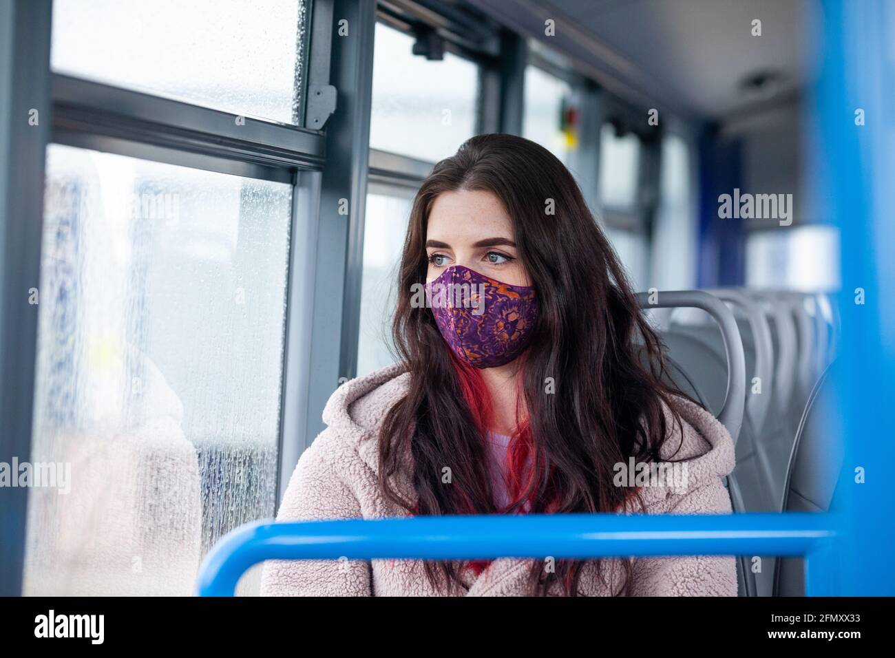 Student looking out bus window hi-res stock photography and images - Alamy