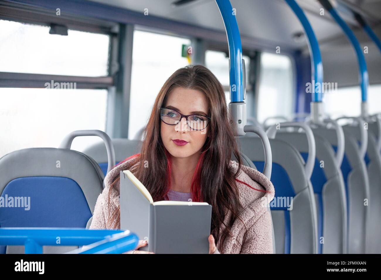 Commuter reading book hi-res stock photography and images - Alamy