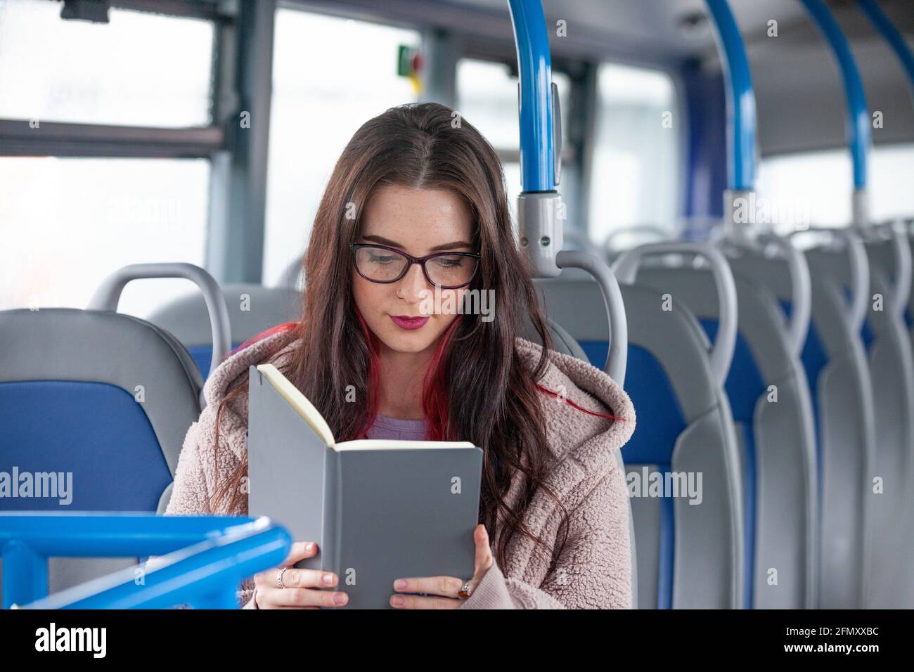 Commuter reading book hi-res stock photography and images - Alamy