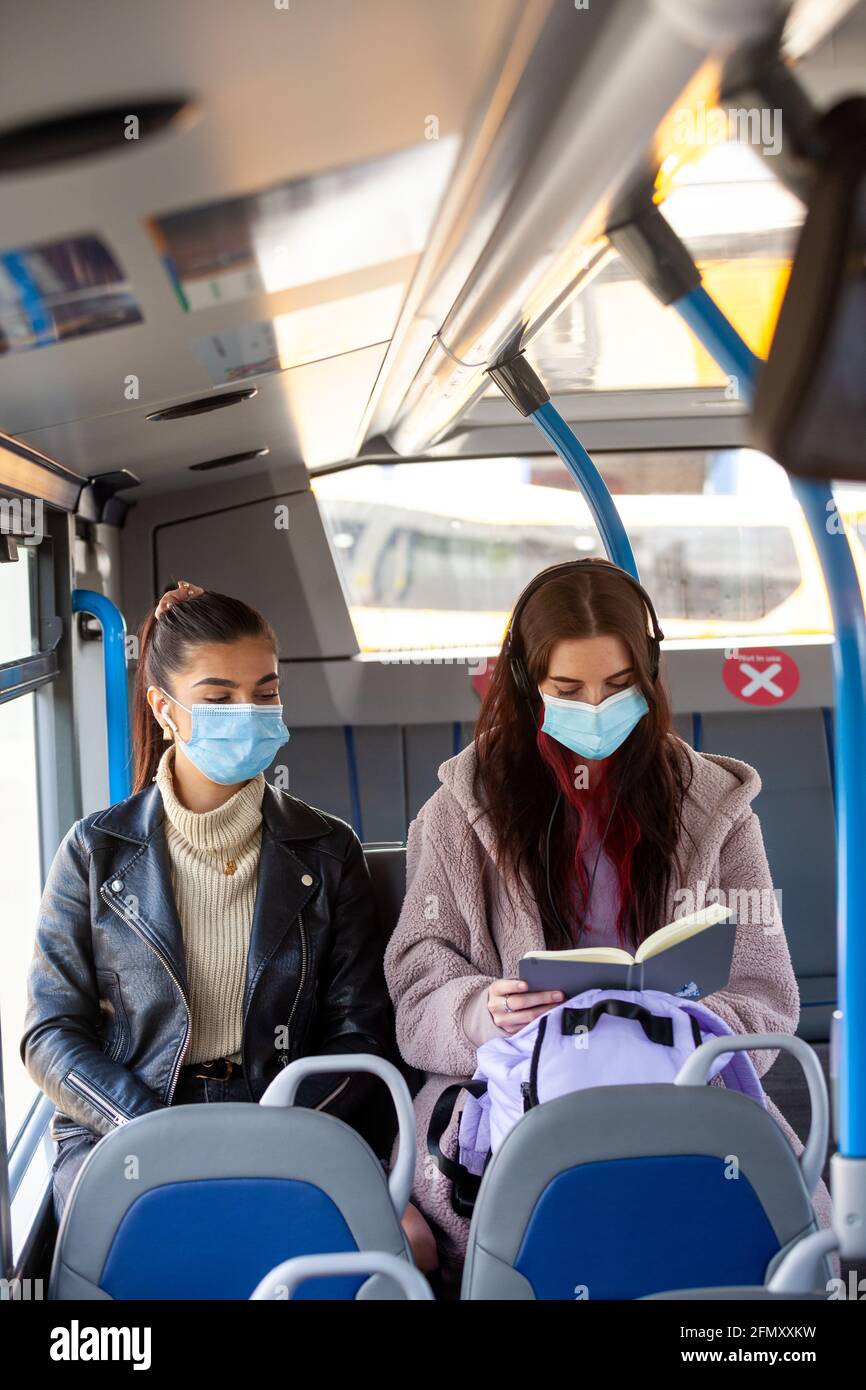 Reading over shoulder bus hi-res stock photography and images - Alamy