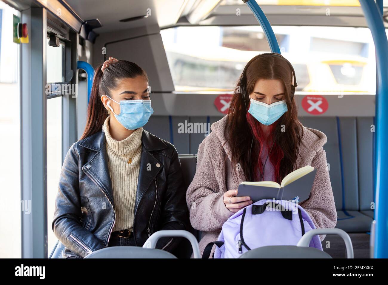 Reading over shoulder bus hi-res stock photography and images - Alamy