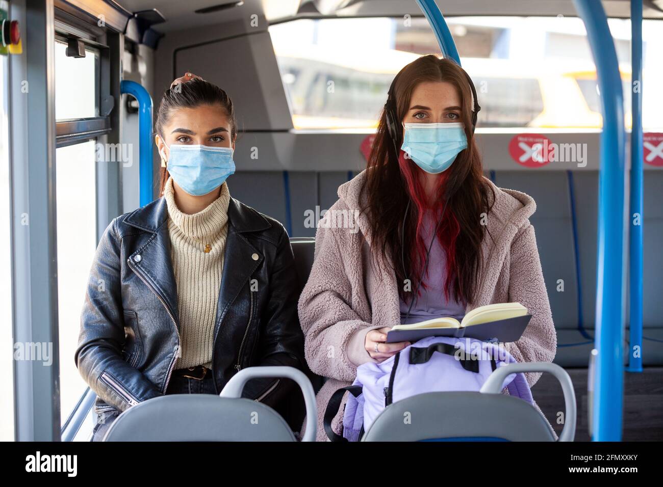 Two women side by side hi-res stock photography and images - Alamy