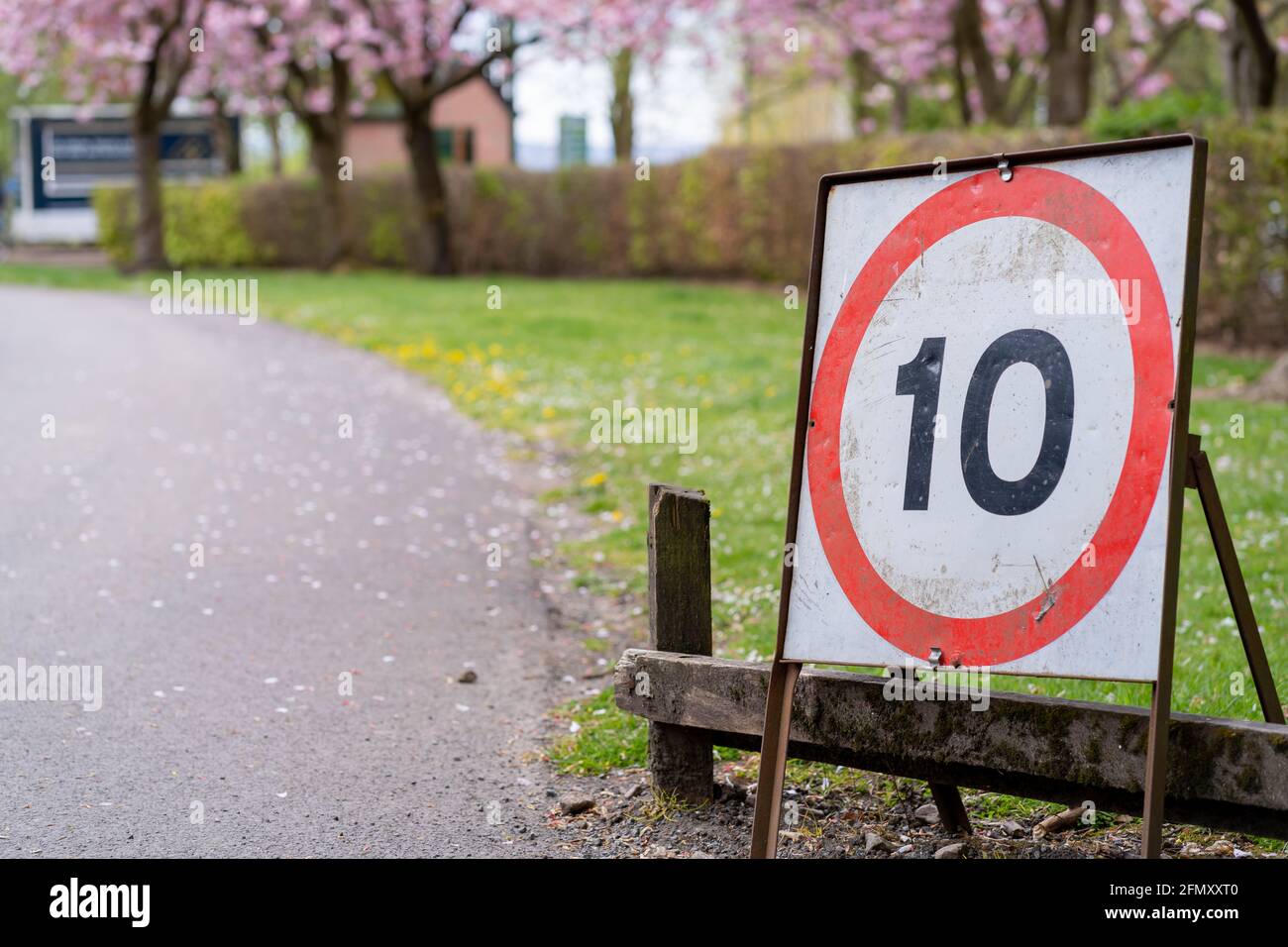 Speed sign stating maximum speed of 10mph Stock Photo - Alamy