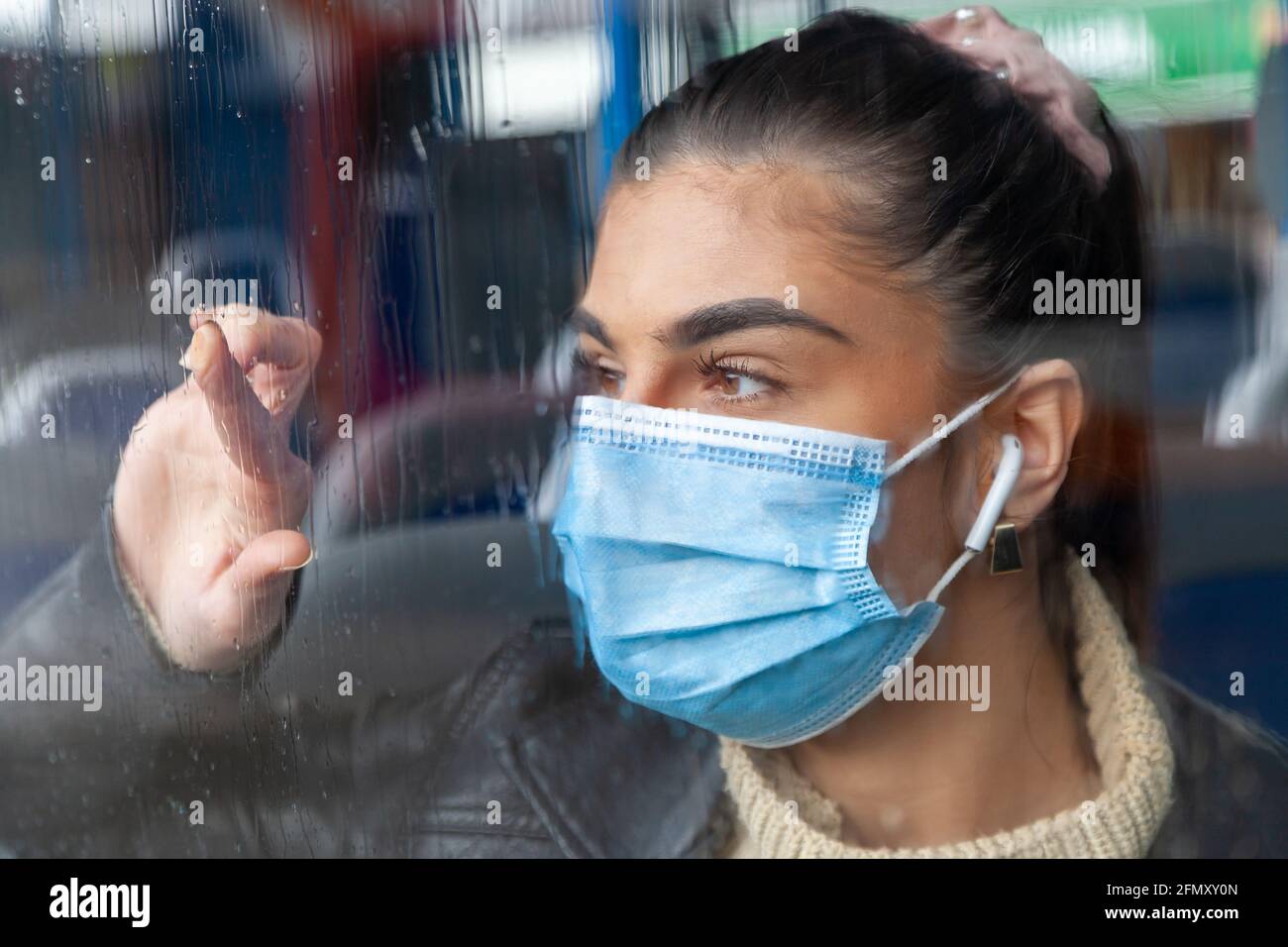 Student looking out bus window hi-res stock photography and images - Alamy