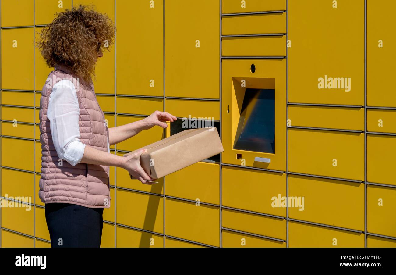 Packstation Of DHL Stock Photo - Alamy