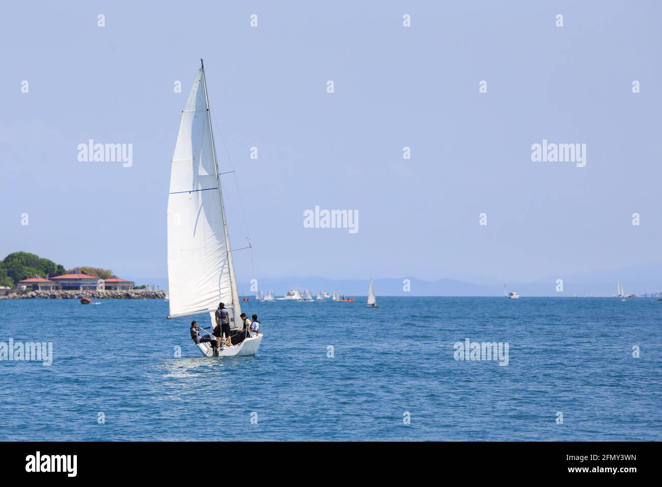 Sailing yacht and teamwork hi-res stock photography and images - Alamy