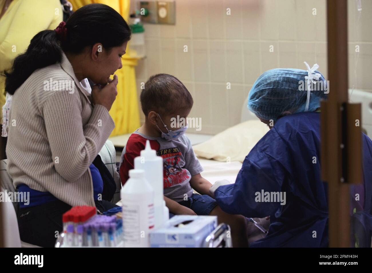Venezuela-Maracaibo-29/11/2011- a child with cancer, attends a medical ...