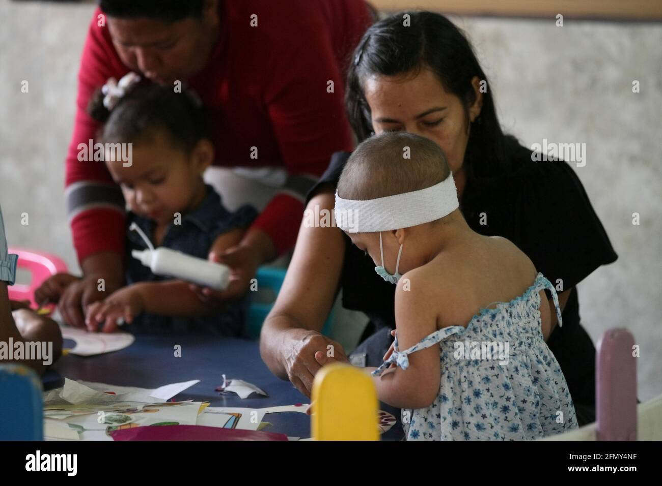 Venezuela-Maracaibo-29/11/2011- a little girl with cancer play with her ...