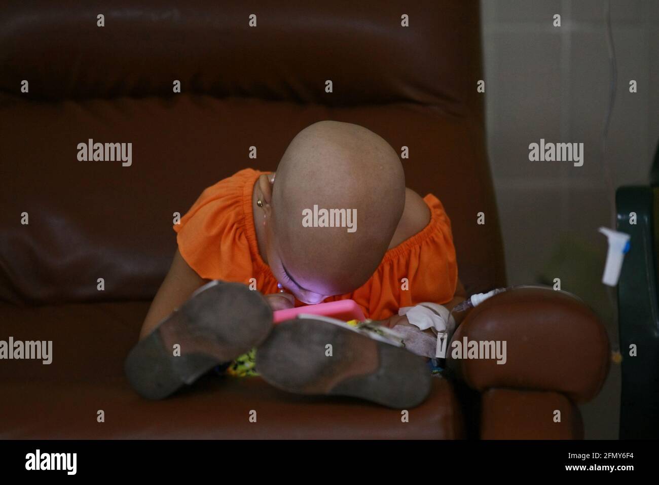 Children with cancer and play hospital hi-res stock photography and ...