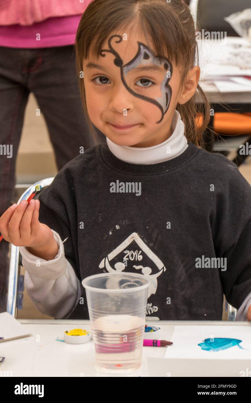 Little girl in painting class Stock Photo - Alamy