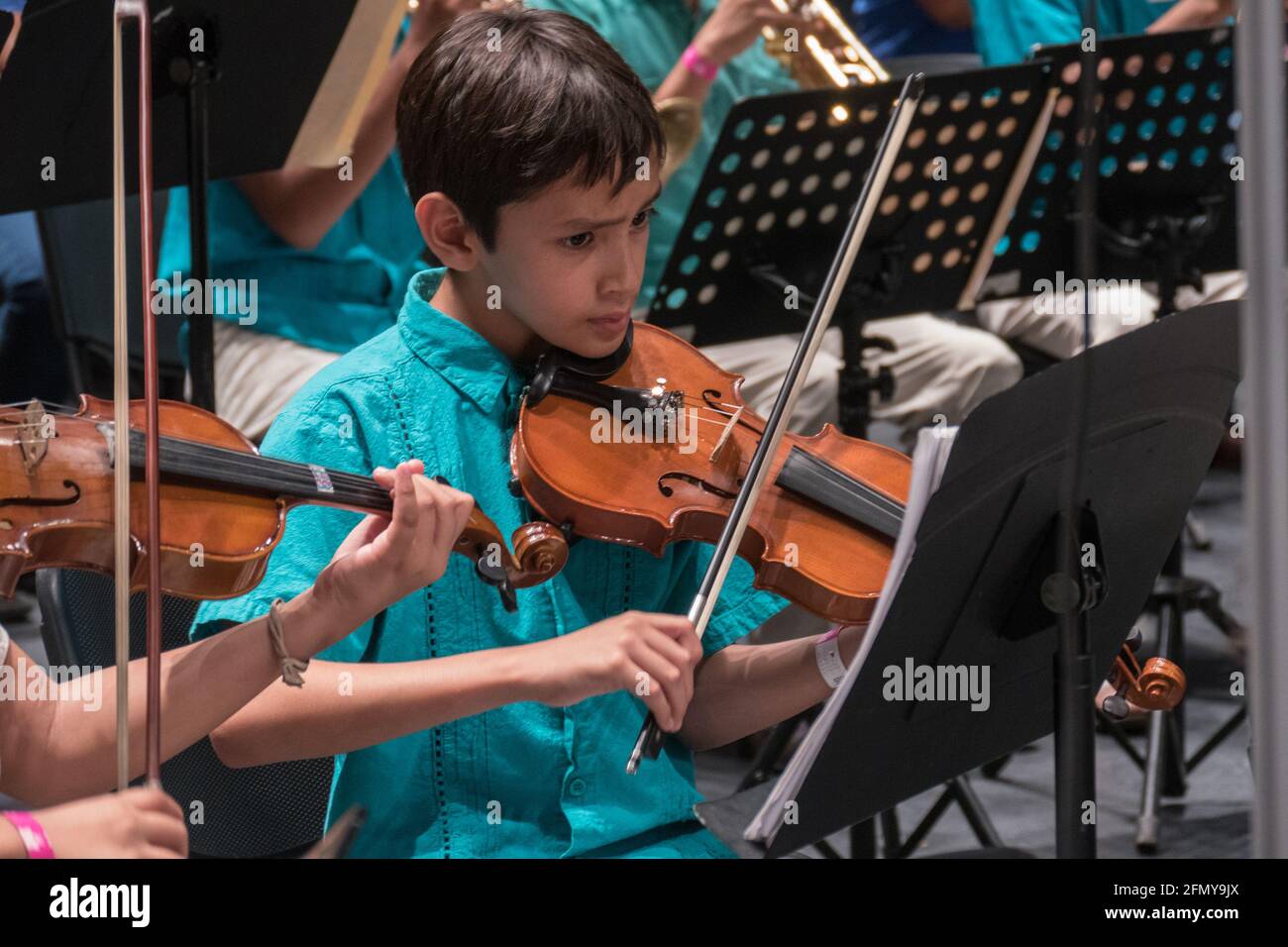 Violin orchestra children hi-res stock photography and images - Alamy