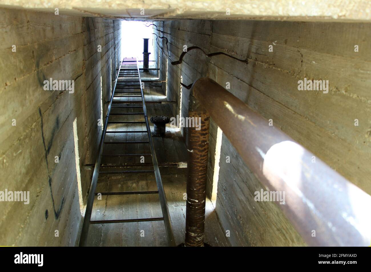 Ladder castle wall hi-res stock photography and images - Alamy