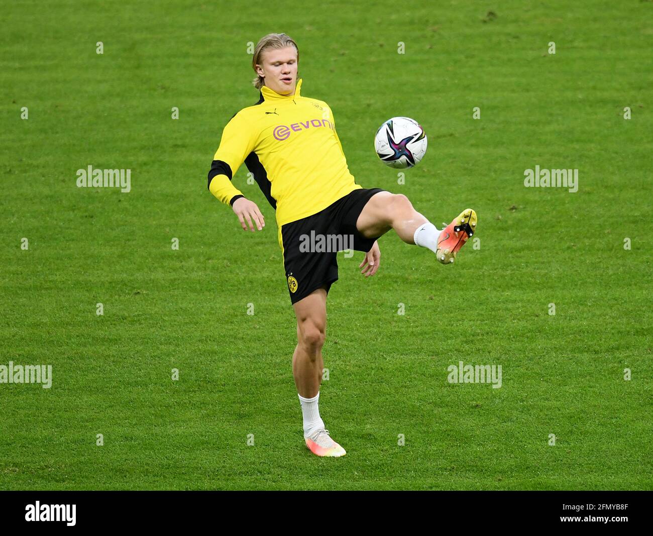 Erling haaland training hi-res stock photography and images - Alamy