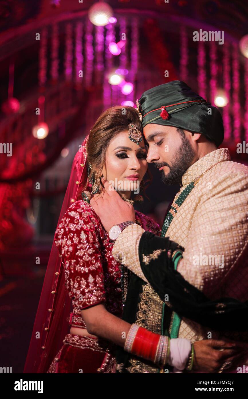 Indian wedding bride groom hands hi-res stock photography and images ...