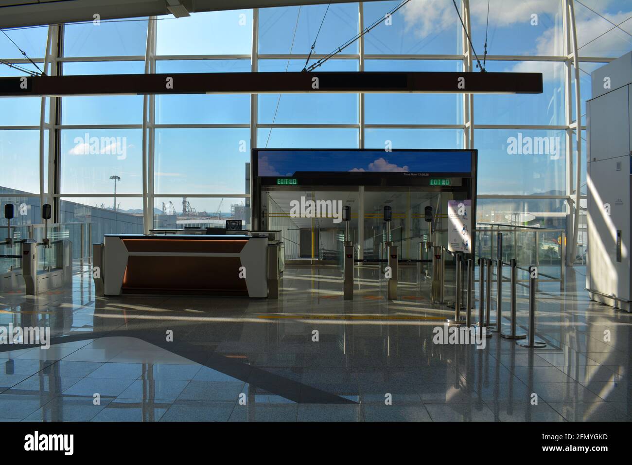 Airport gate desk hi-res stock photography and images - Alamy