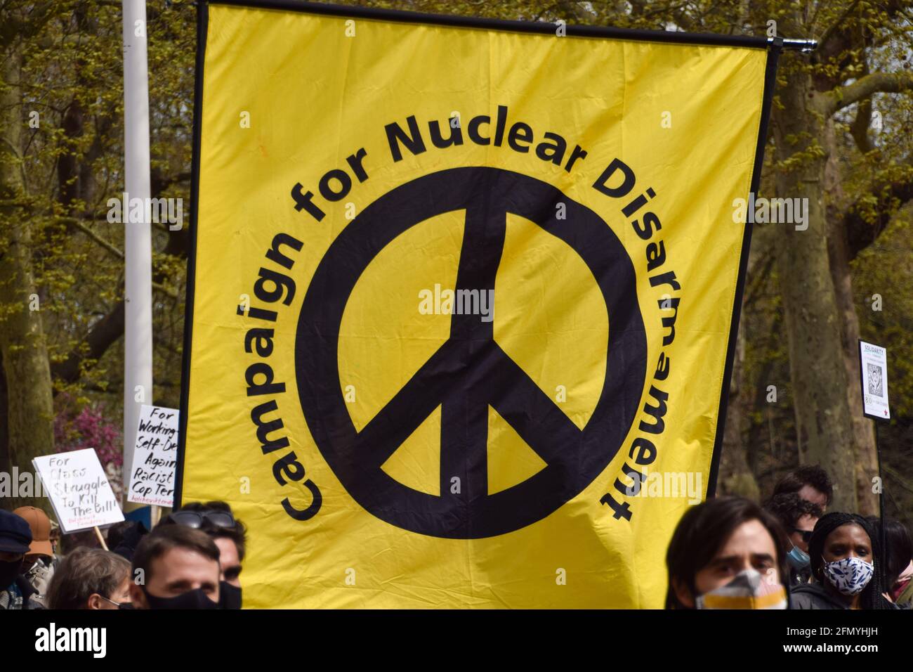 Demonstrating for against nuclear disarmament hi-res stock photography ...