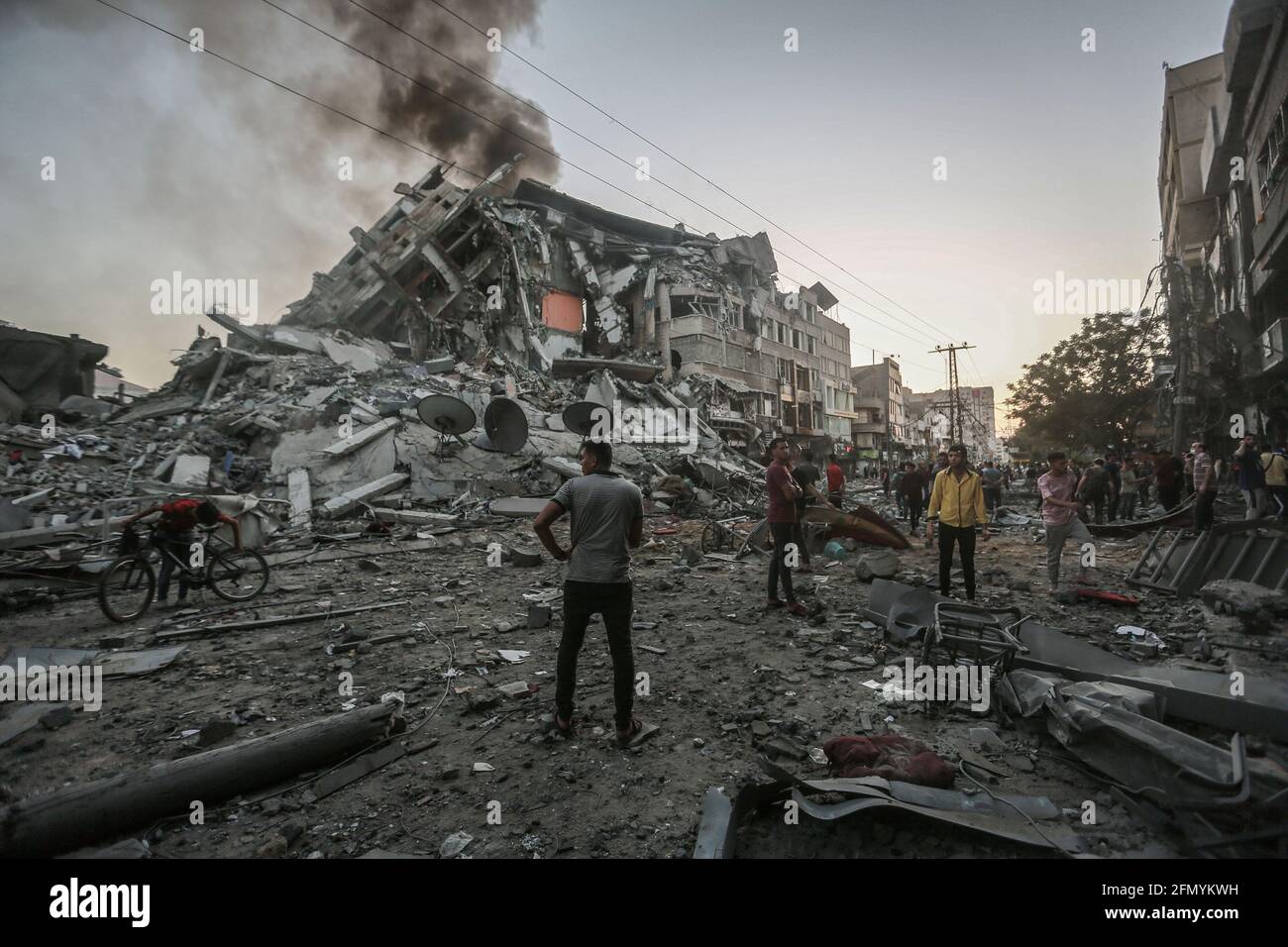 Gaza City, Palestinian Territories. 12th May, 2021. People inspect the ...