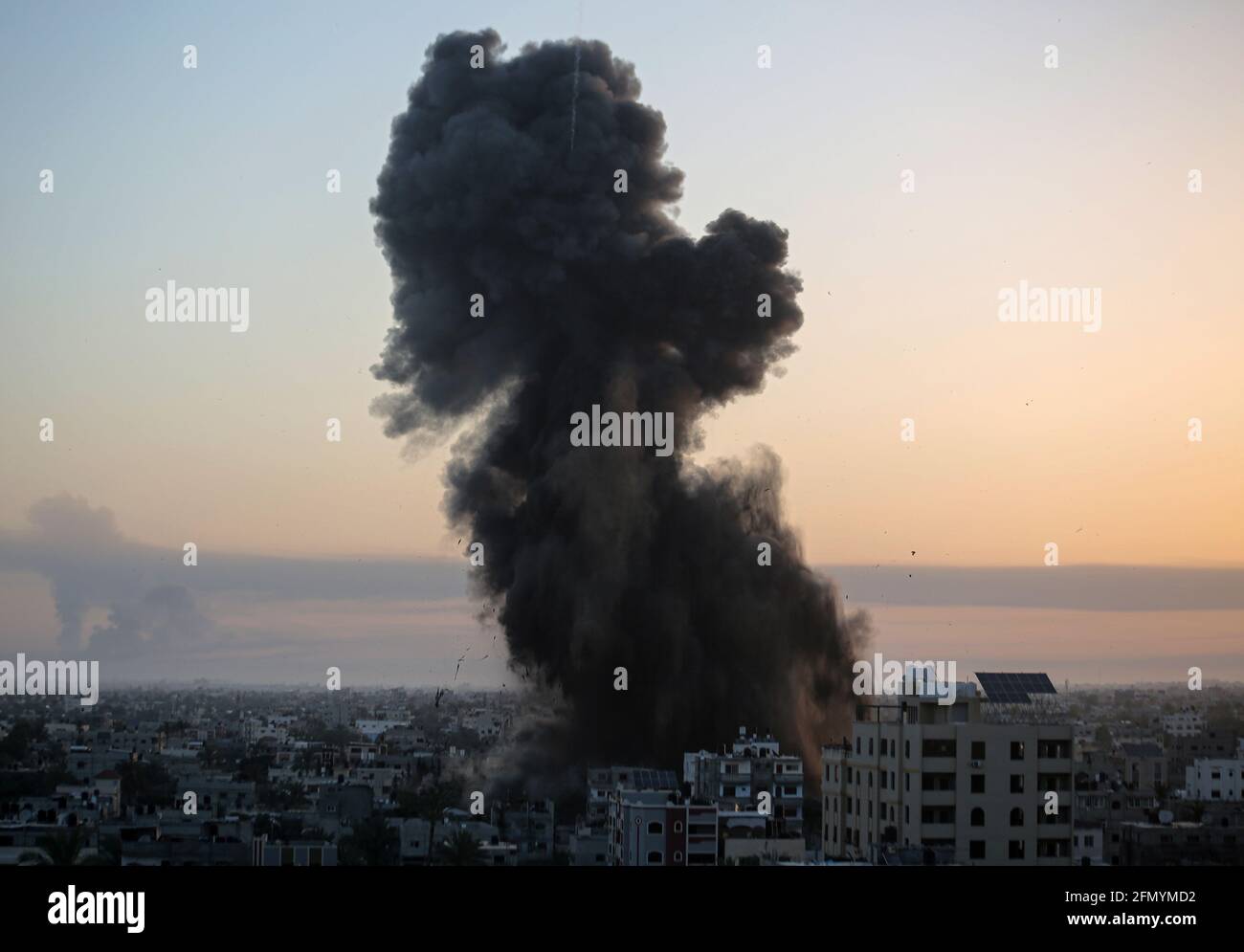 Barrage fire hi-res stock photography and images - Alamy