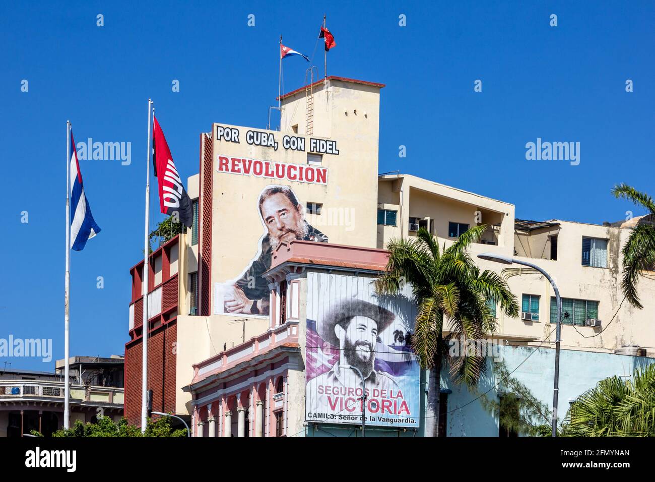 Images of Fidel Castro and Camilo Cienfuegos in the CODESA building in ...