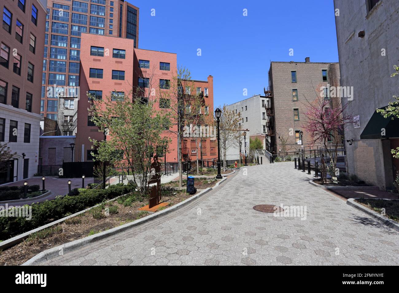 New york manhole cover hi-res stock photography and images - Alamy