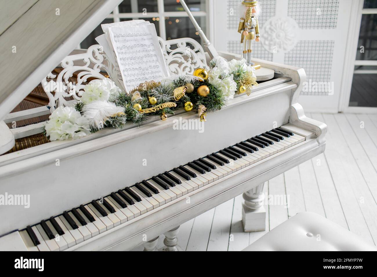 Music room decoration hi-res stock photography and images - Alamy