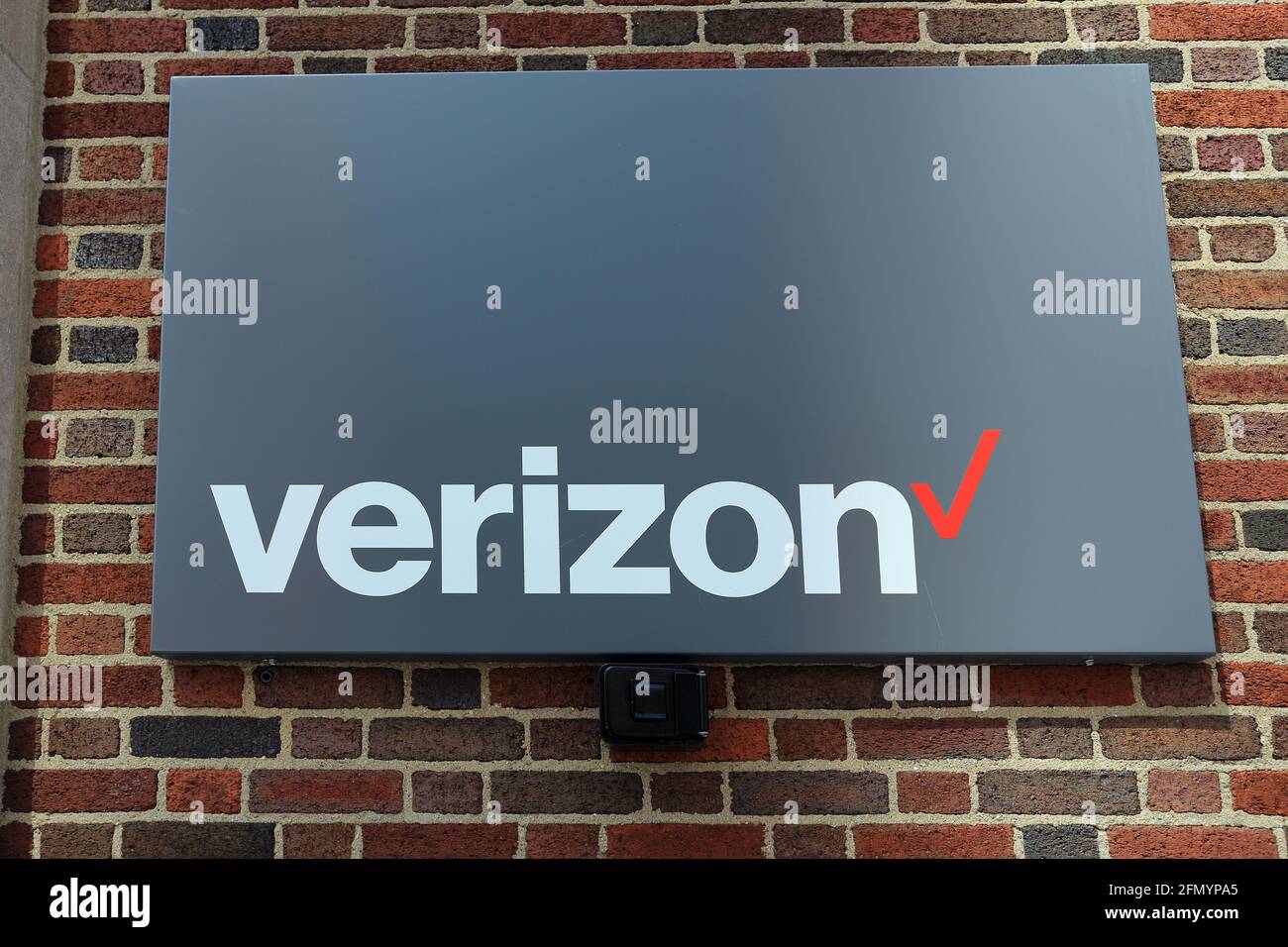 Verizon Store Sign