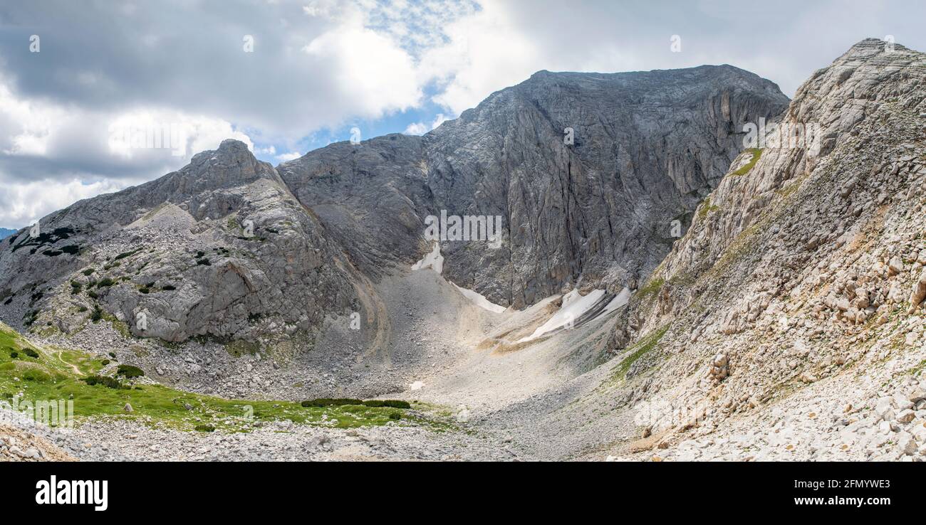 Hiking to Koncheto, view across the peaks of the Pirin Mountains in ...