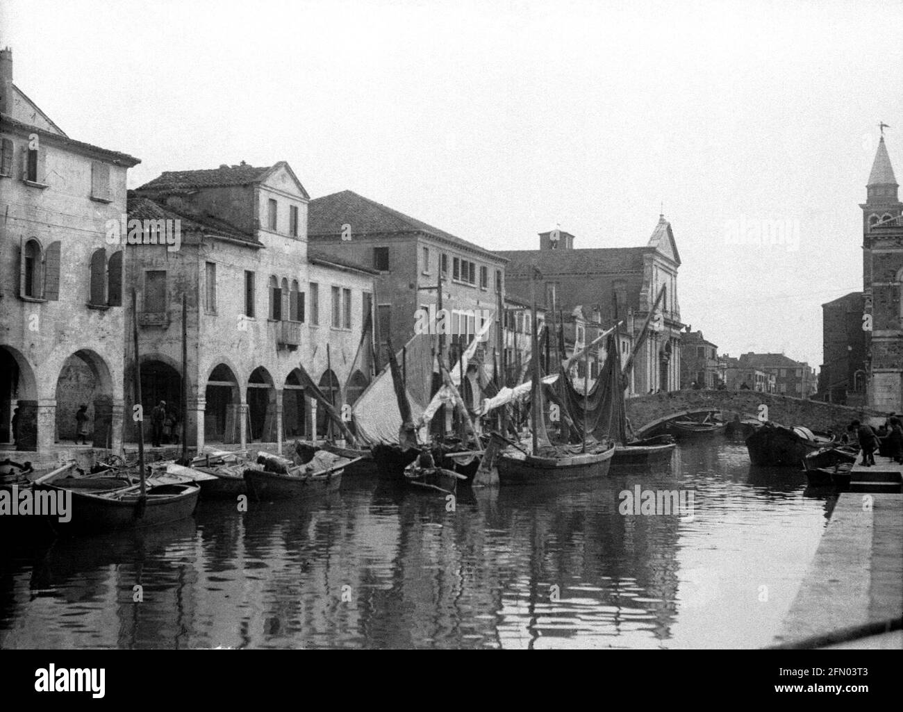 Early 1900s fishing hi-res stock photography and images - Alamy