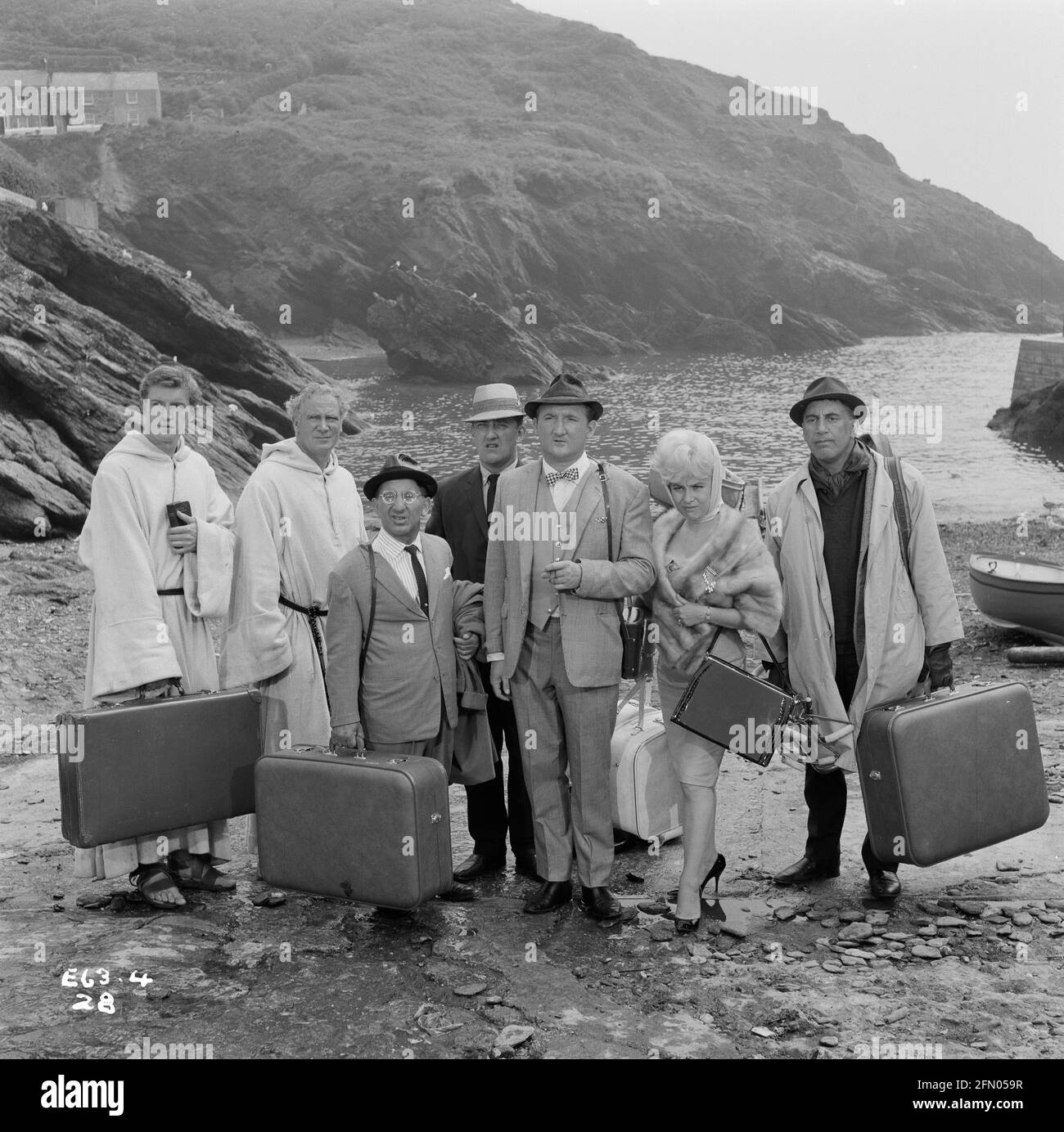 Bernard cribbins barbara windsor hi-res stock photography and images ...