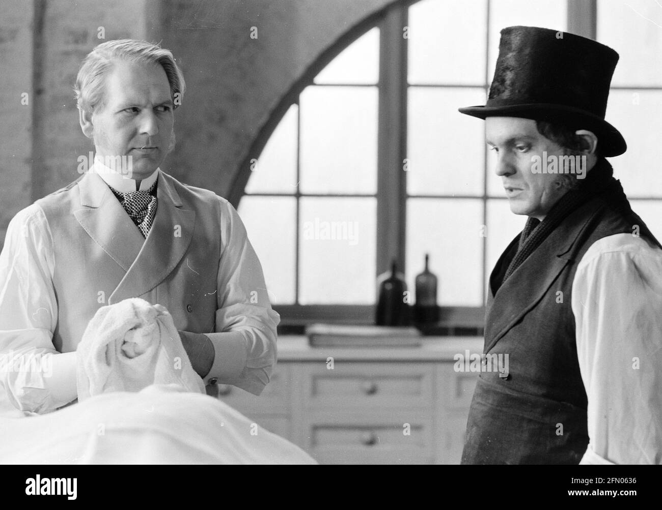 Dr. Jekyll and Sister Hyde (1971) Gerald Sim, Date: 1971 Stock Photo ...