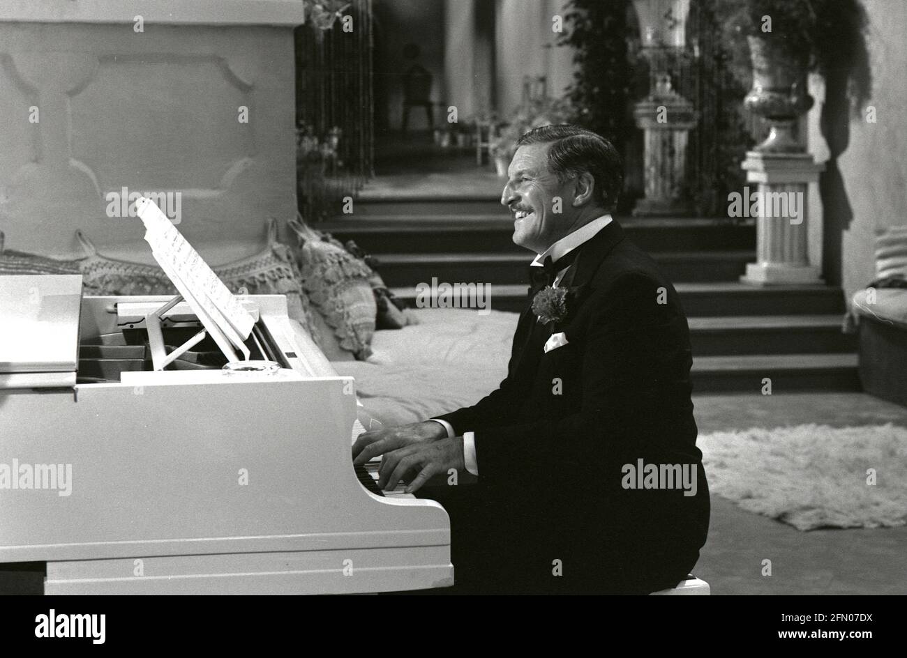 Evil under the sun 1982 denis quilley hi-res stock photography and ...