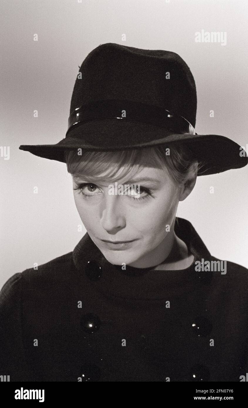 Judy cornwell hi-res stock photography and images - Alamy