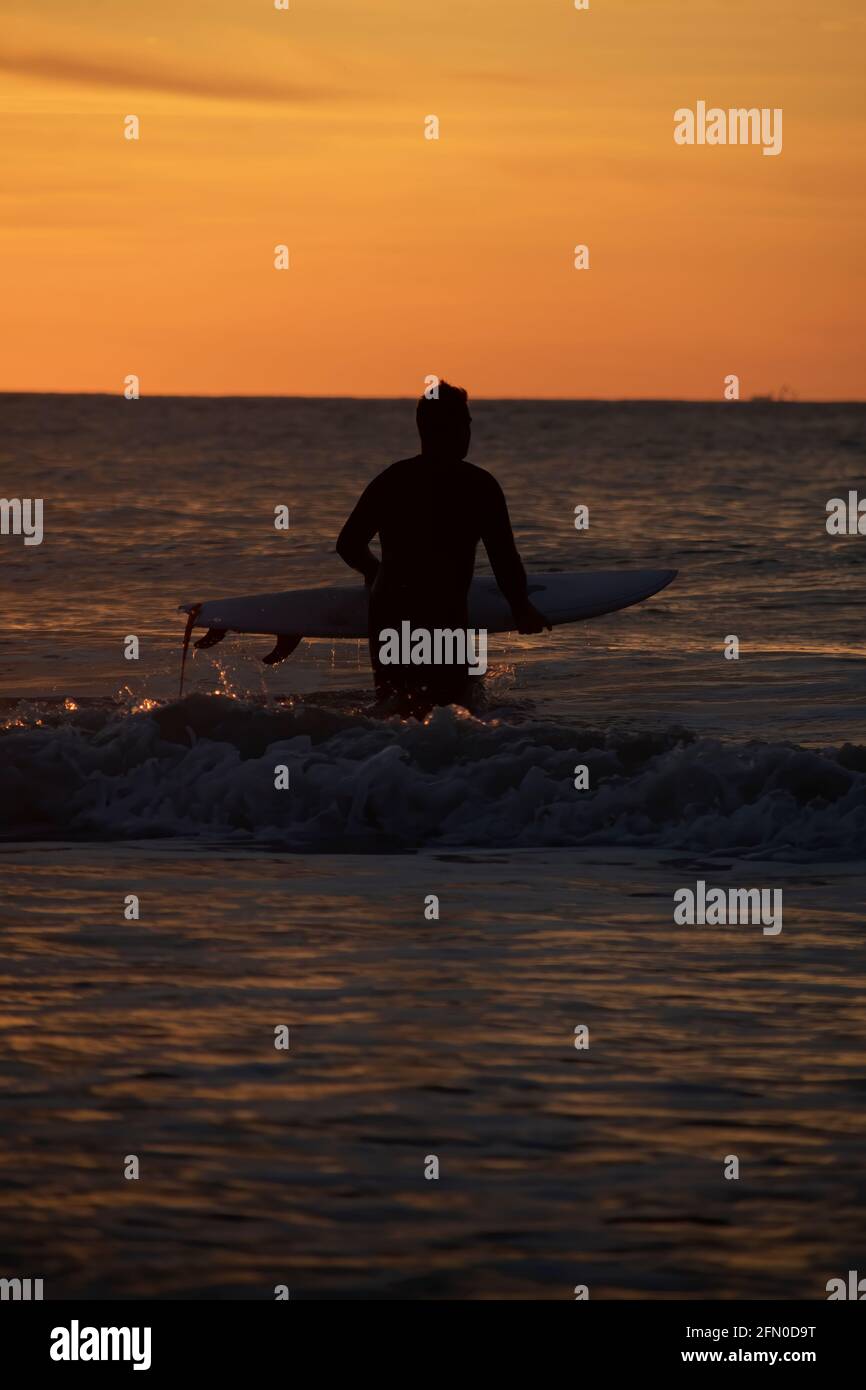 Sunset surfing silhouette hawaii hi-res stock photography and images ...