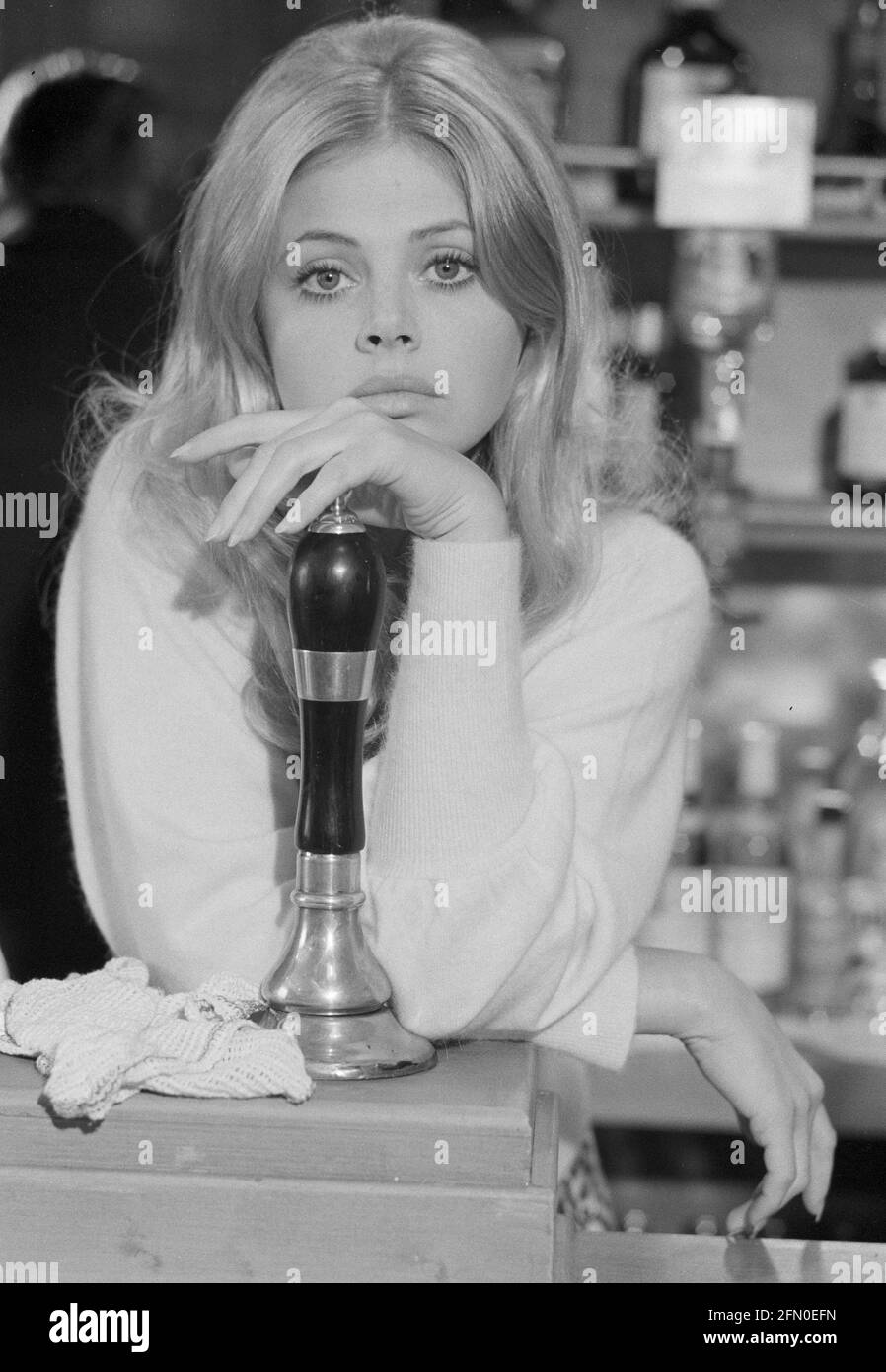 Britt ekland hi-res stock photography and images - Alamy