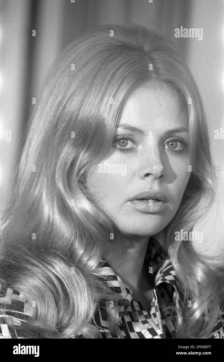 Britt ekland 1970 hi-res stock photography and images - Alamy