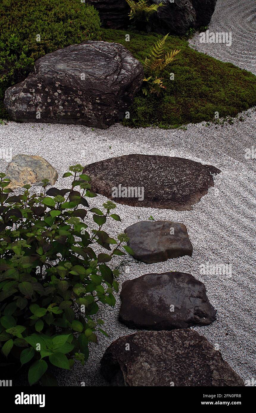 Japanese stepping stones hi-res stock photography and images - Alamy